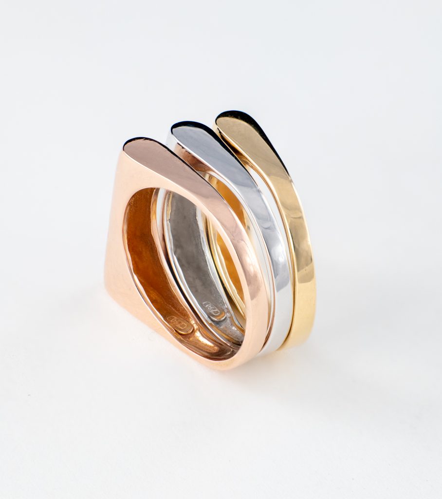 Anillo Tres Colores. Oro Amarillo, Blanco y Rojo de 18 Kt.